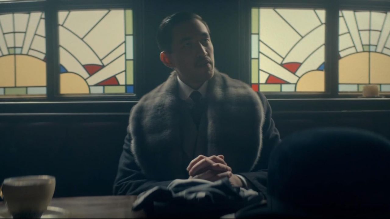 The coat vintage Brilliant Chang (Andrew Koji) in Peaky Blinders Season ...