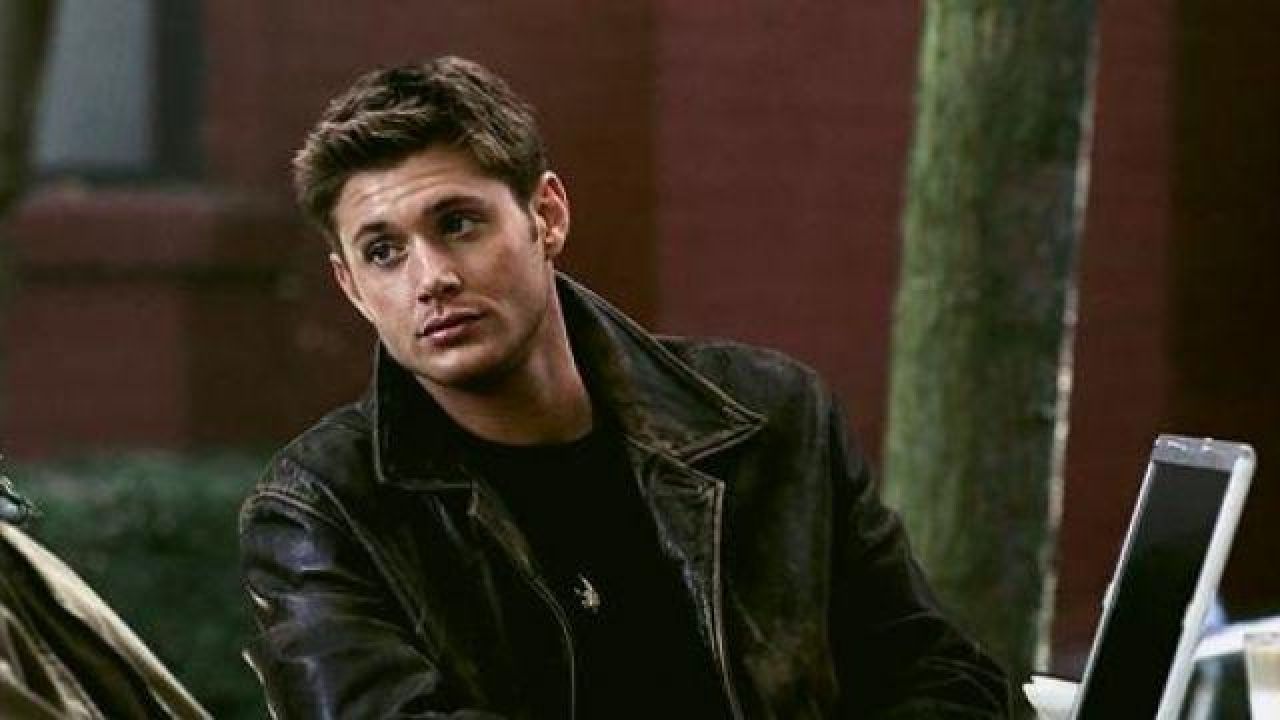 The collar of Dean Winchester (Jensen Ackles) in Supernatural | Spotern
