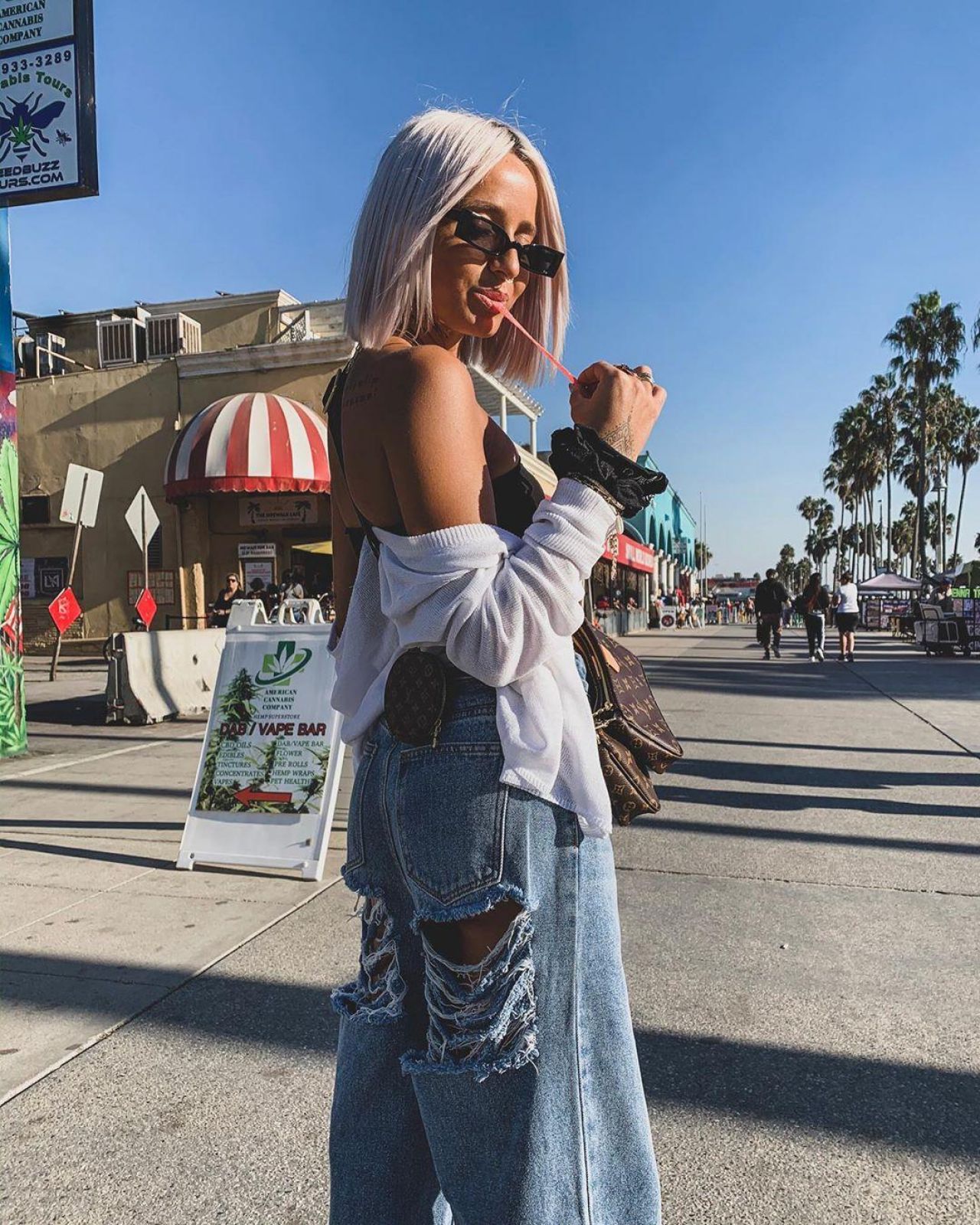 The jean wide torn worn by Camille Callen on the account Instagram of ...