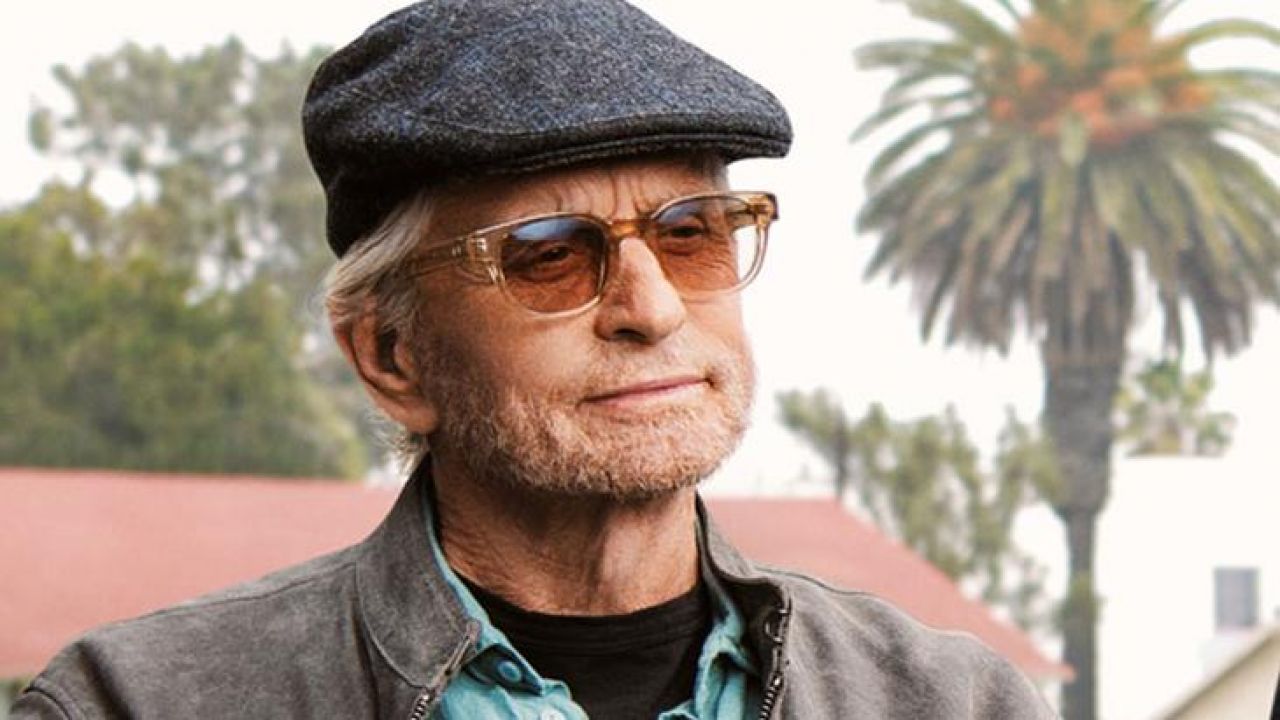 En­tourage of 7 Bea­con 10-20 Crys­tal Yel­low sun­glass­es worn by ...