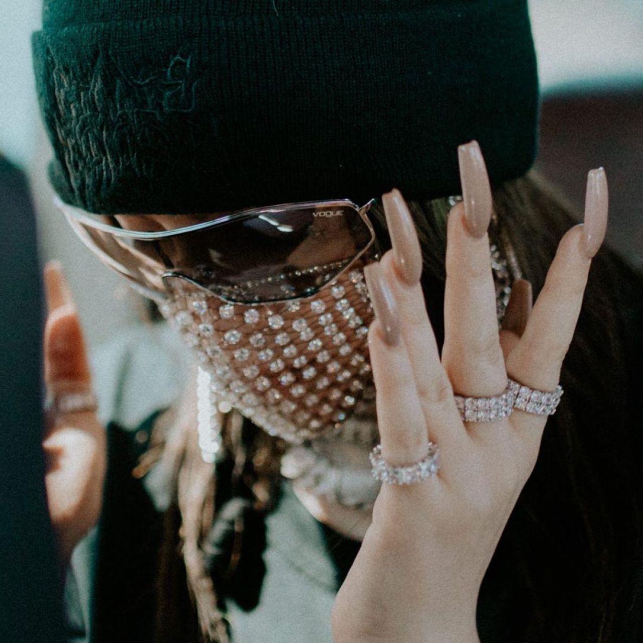 The gold ring 375 and white diamonds worn by Billie Eilish on his ...