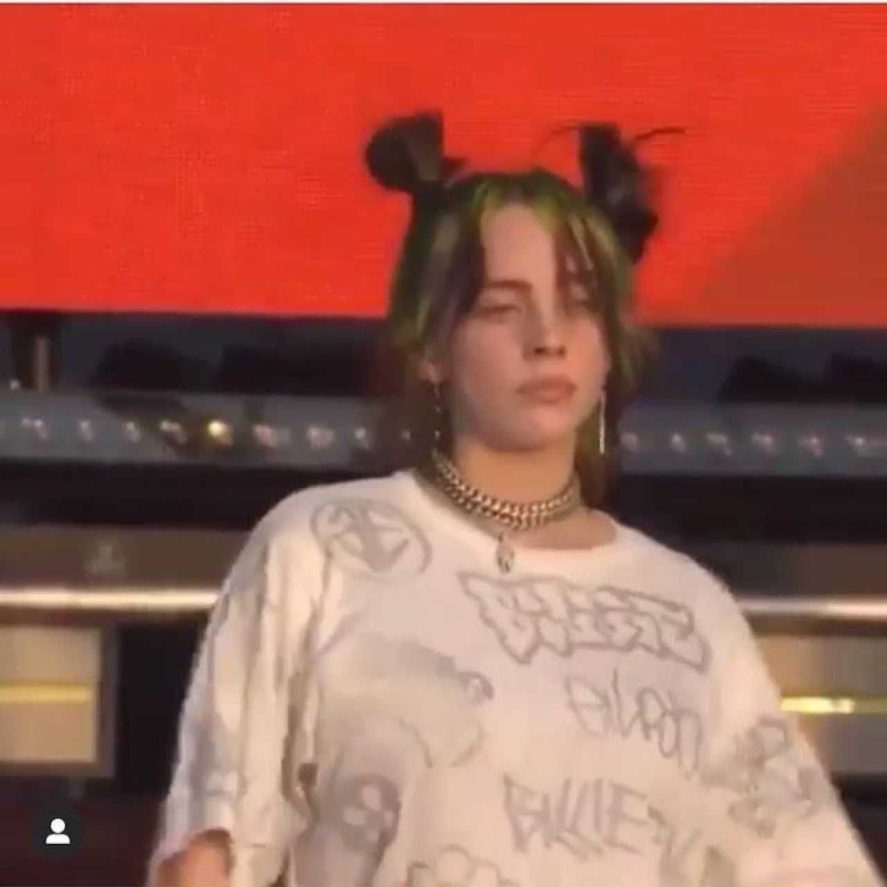 The collar flush with neck chain mesh silver worn by Billie Eilish on ...