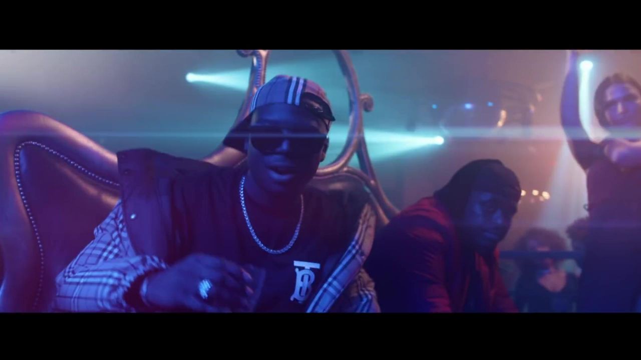 Pull noir Burberry de Ninho dans Maes - Distant (Clip Officiel) ft. Ninho | Spotern