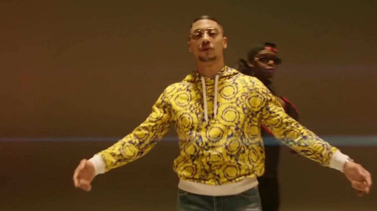 Sweat à capuche Versace de Maes dans Maes - Distant (Clip Officiel) ft. Ninho | Spotern