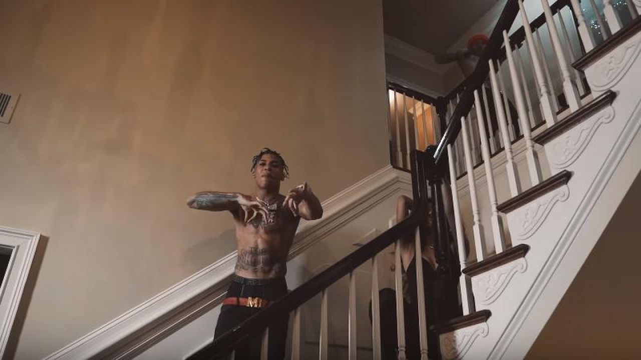 Mcm Red Visetos Reversible Belt of NLE Choppa in the music video NLE ...