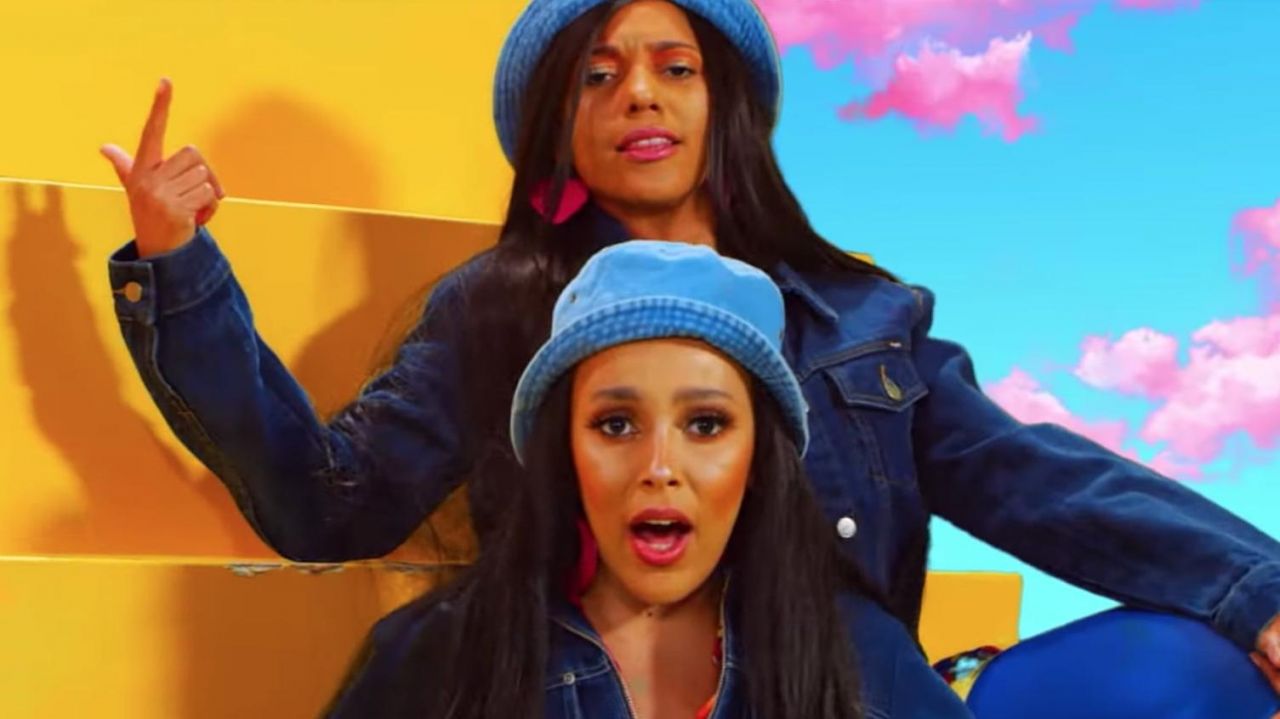 Blue bucket hat of Doja Cat in Doja Cat - Tia Tamera (Official Video ...