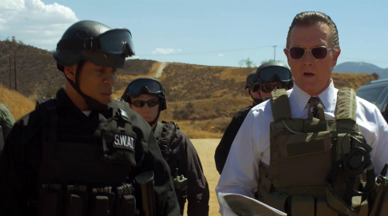 Lunettes de soleil de l'agent Cabe Gallo (Robert Patrick) dans Scorpion ...