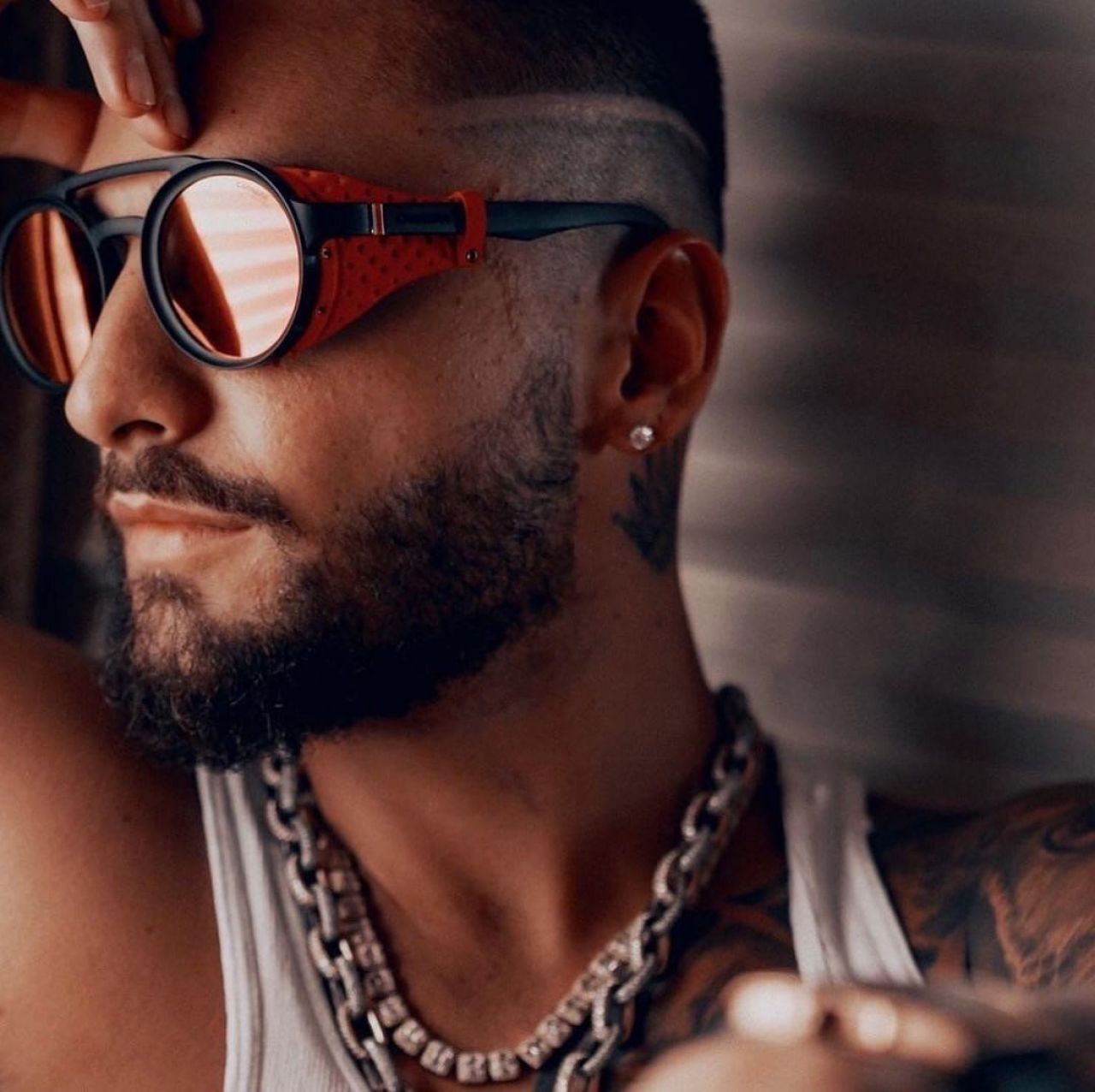 Sunglasses Carrera round black and red Maluma on his account Instagram ...