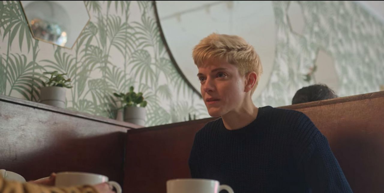 The sweater navy blue round neck Mae (Mae Martin) in Feel Good (S01E02 ...