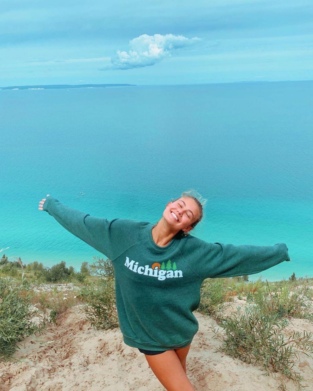 The sweatshirt green printed Michigan worn by Ellie Jamrozy on his ...