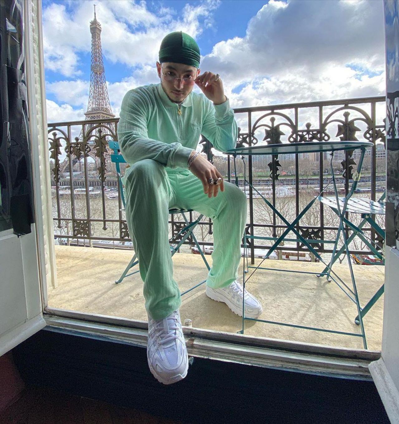 Le polo Walk In Paris de Theo Juice sur son compte Instagram @theojuice ...