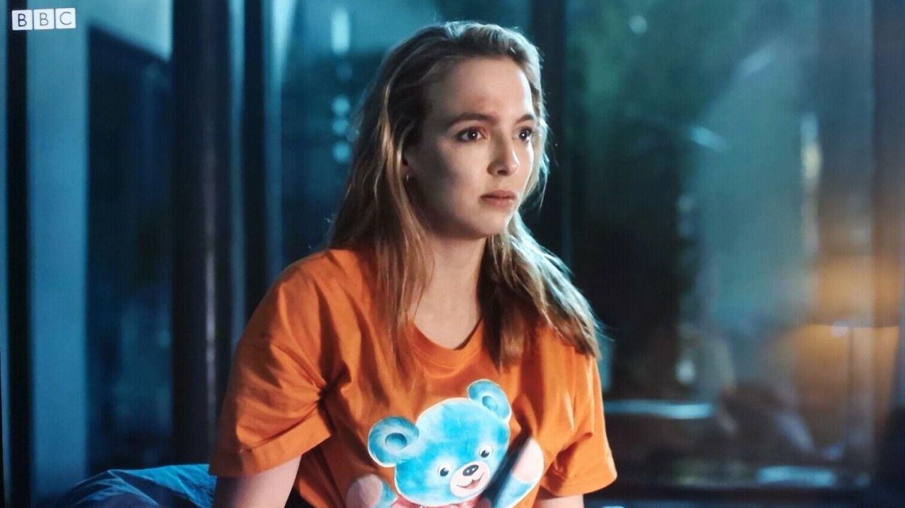 Blue Teddy Bear Orange T-Shirt worn by Villanelle (Jodie Comer) in ...
