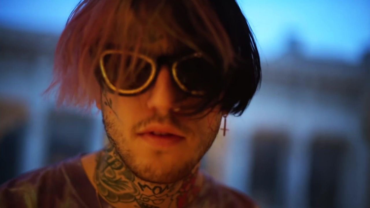 The black sunglasses worn by Lil Peep in her video clip 16 Lines | Spotern