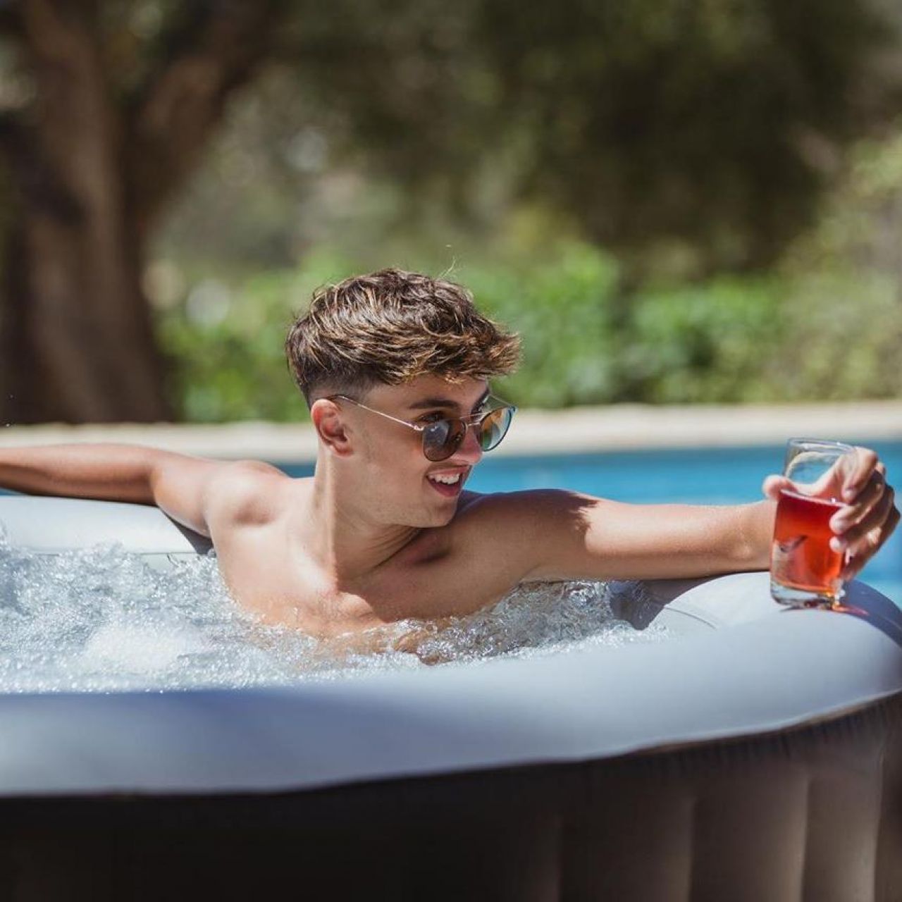 Les lunettes de soleil que porte Inoxtag sur son compte Instagram ...