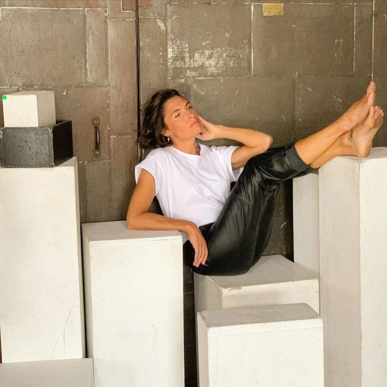 Le pantalon en cuir souple et doux,coupe 7/8 avec un bord coupé franc ...