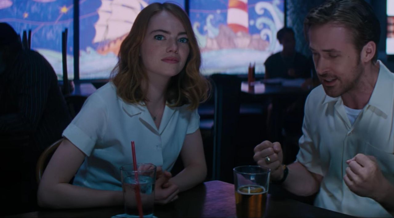 La chemise blanche à manches courtes de Mia Dolan (Emma Stone) dans La ...