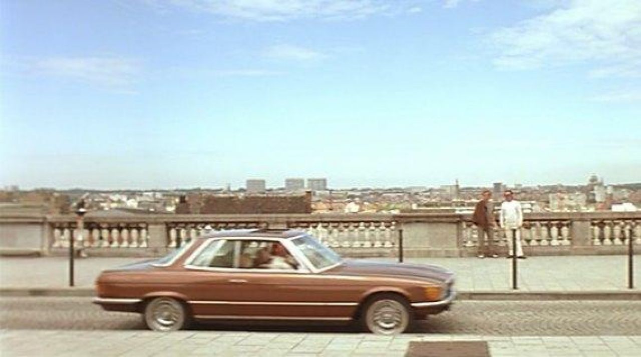 La Mercedes 280 SLC marron de Claudy Focan (François Damiens) dans ...