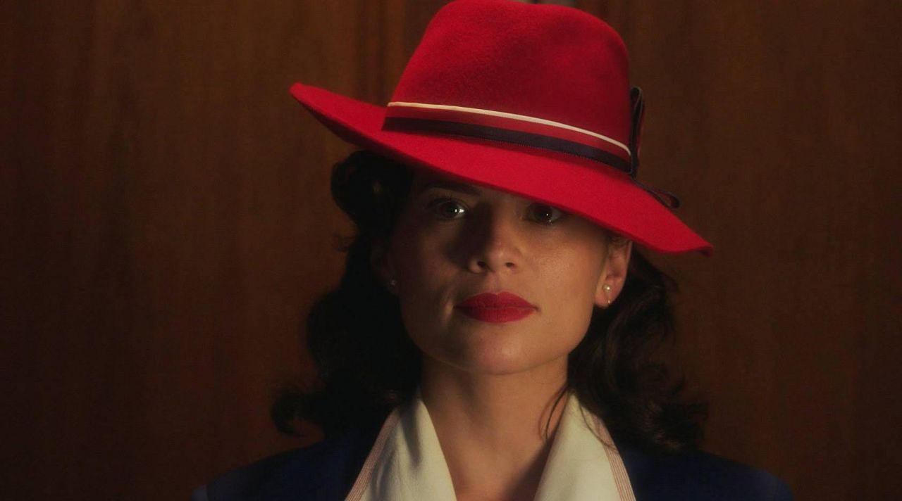 The red hat of Peggy Carter (Hayley Atwell) in Agent Carter | Spotern