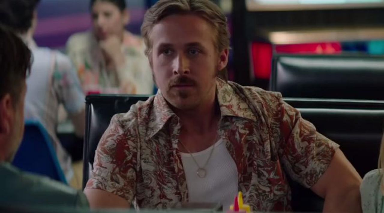 The shirt printed "Marble" of Holland March (Ryan Gosling) in The Nice ...