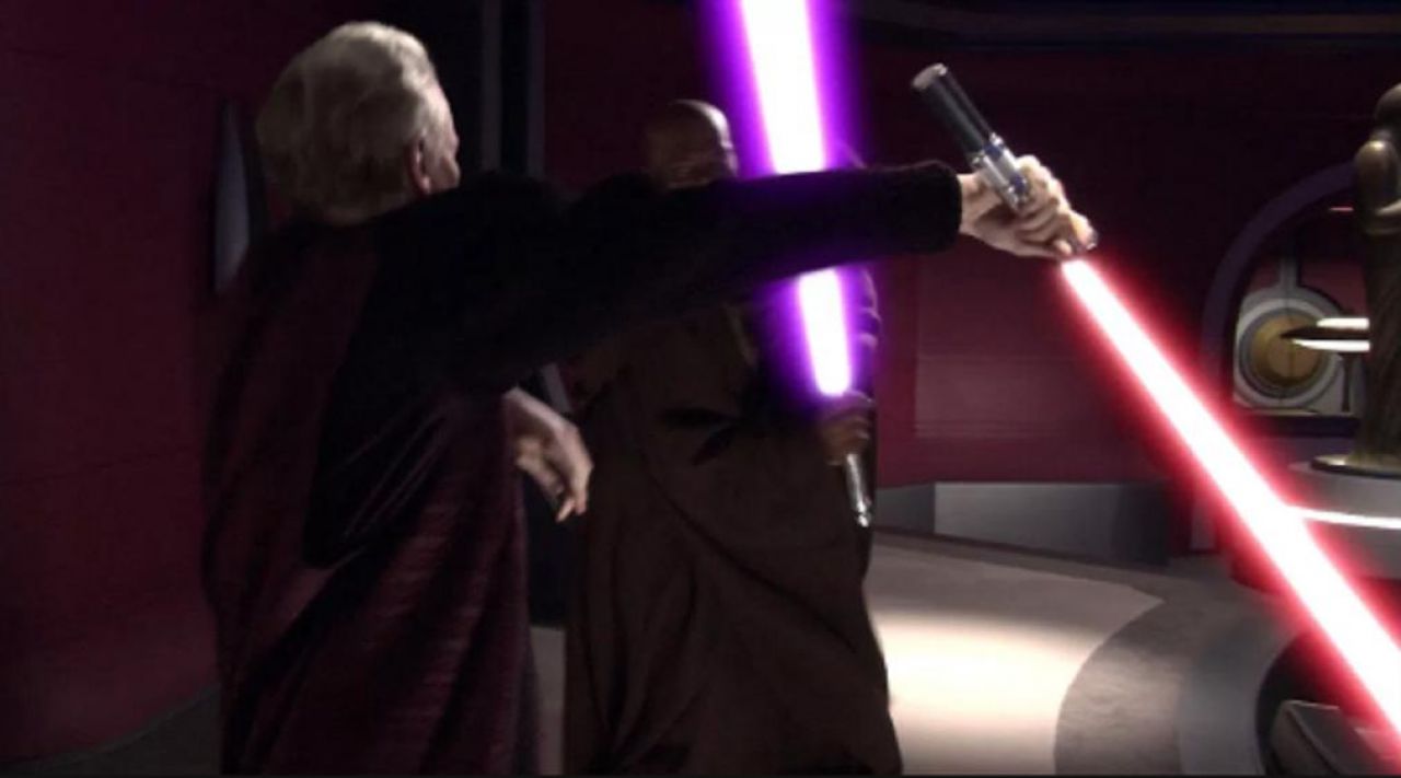 le sabre laser de Darth Sidious (Ian McDiarmid) dans Star Wars I : La ...