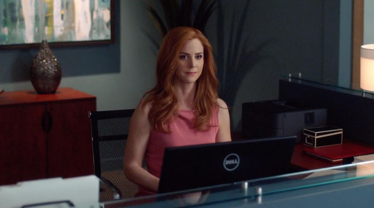 The Dell computer Donna Roberta Paulsen (Sarah Rafferty) in "Suits ...