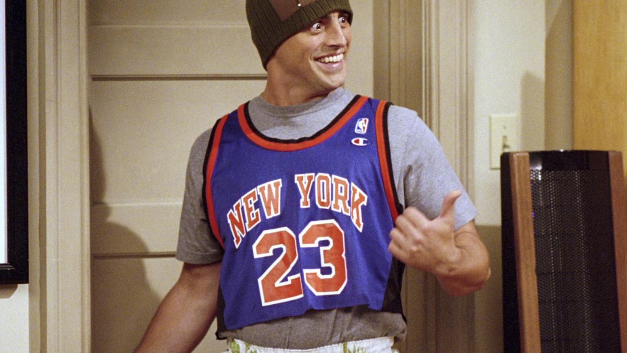 Jersey Knicks Joey Tribianni (Matt Leblanc) in Friends S07E01 | Spotern