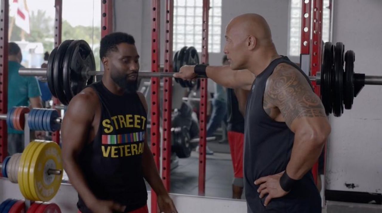 The t-shirt "Street Veteran" Ricky Jerret (John David Washington) in ...