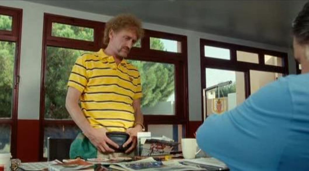 Le polo jaune rayé de Jeff Tuche (Jean-Paul Rouve) dans les Tuches 1 ...