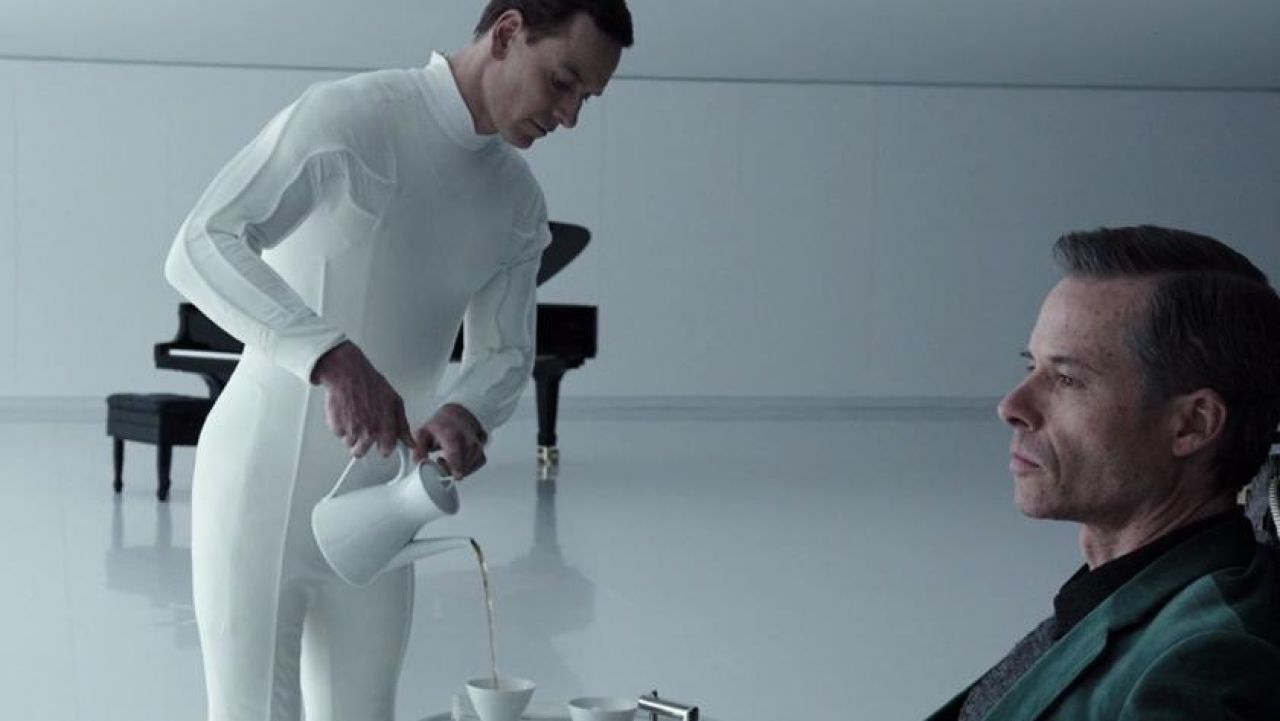 The teapot white Rosenthal David (Michael Fassbender) in Alien ...