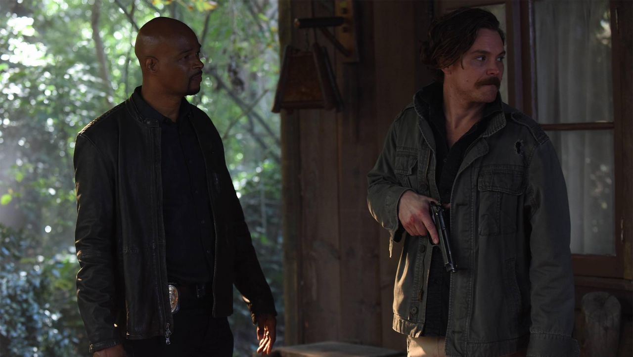 La veste de Martin Riggs (Clayne Crawford) dans L'Arme Fatale S01E18 ...