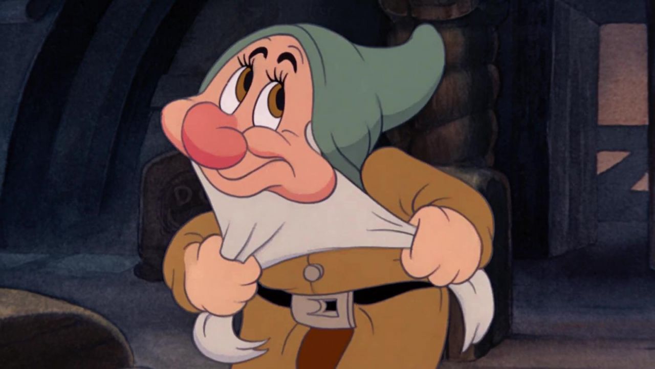 La réplique en peluche du nain Timide dans Blanche-Neige et les Sept ...