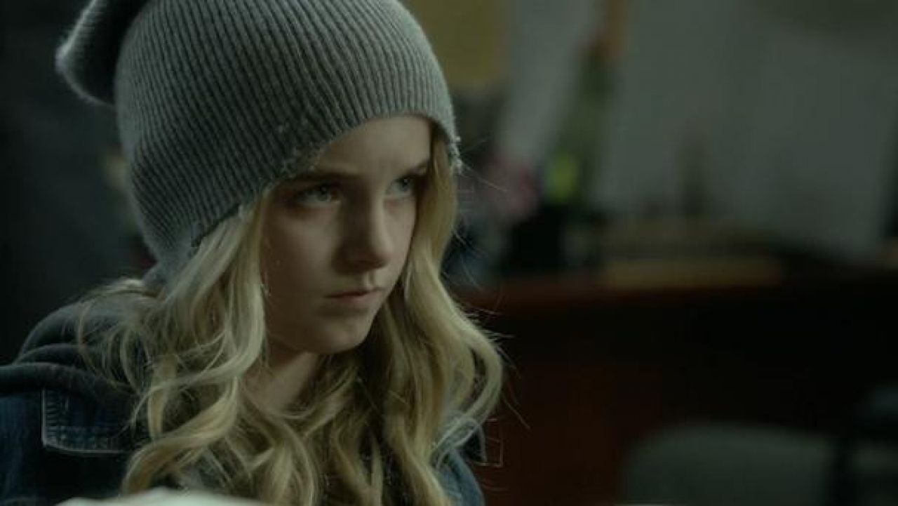 La gorra gris de la joven Emma Swann (Abby Ross) en Once Upon A Time ...