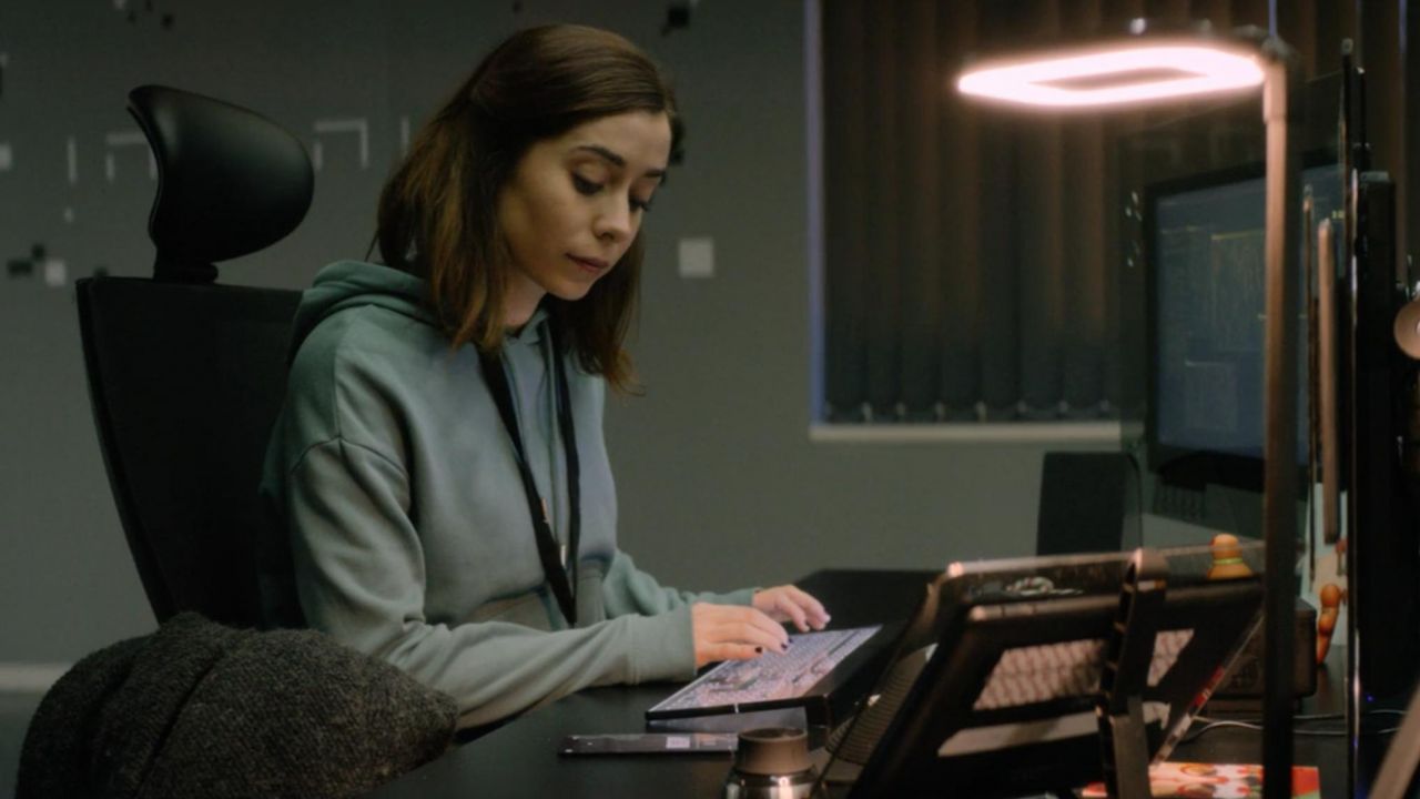 Le sweatshirt à capuche de Nanette Cole (Cristin Milioti) dans Black ...