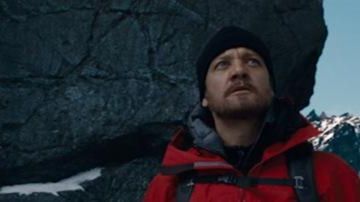 Aaron Cross (played by Jeremy Renner) outfits on The Bourne Legacy