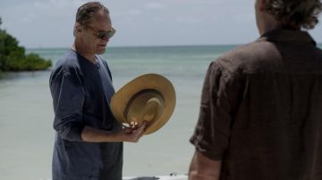 The sunglasses Robert Rayburn (Sam Shepard) in Bloodline S01E04 | Spotern