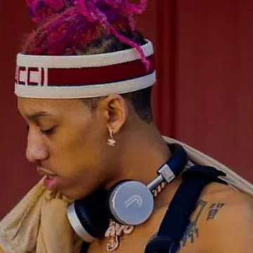 The bag torso before black Ayo (Ayleo Bowles) on one of his posts ...