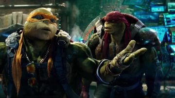 Raphael (played by Alan Ritchson) outfits on Teenage Mutant Ninja ...