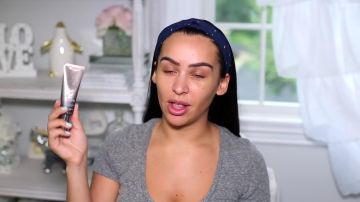 Mascara Buxom utilisée par Carli Bybel vus sur sa chaine youtube | Spotern