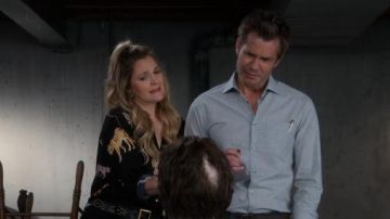 Sheila Hammond (played by Drew Barrymore) outfits on Santa Clarita Diet