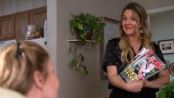 Sheila Hammond (played by Drew Barrymore) outfits on Santa Clarita Diet