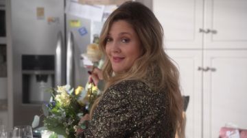 Sheila Hammond (played by Drew Barrymore) outfits on Santa Clarita Diet