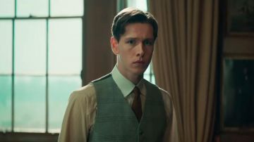 Conrad Oxford (played by Harris Dickinson) outfits on The King's Man