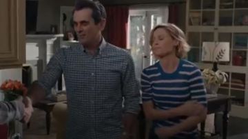 Claire Dunphy (played by Julie Bowen) outfits on Modern Family