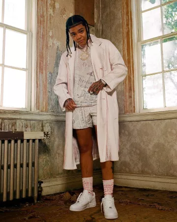 La veste noire en vinyle de Young M.A sur le compte Instagram de ...