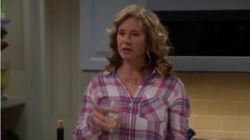 Vanessa Baxter (played by Nancy Travis) outfits on Last Man Standing