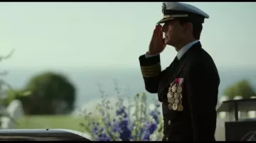 Capt. Pete 'Maverick' Mitchell (played by Tom Cruise) outfits on Top ...