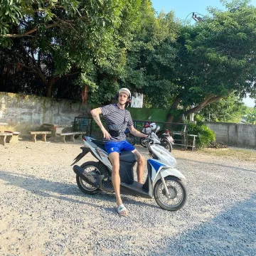 The baseball cap Ralph Lauren black worn by Roméo Elvis on his account ...