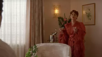 Découvrez la garde-robe de Avis Amberg (Patti LuPone) dans Hollywood