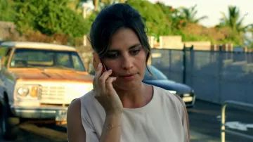 La robe bleue de Chloé (Laëtitia Milot) dans Réunions (S01E05) | Spotern