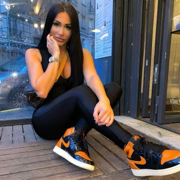 Le sweatshirt blanc porté par Leana Zaoui sur son compte Instagram ...
